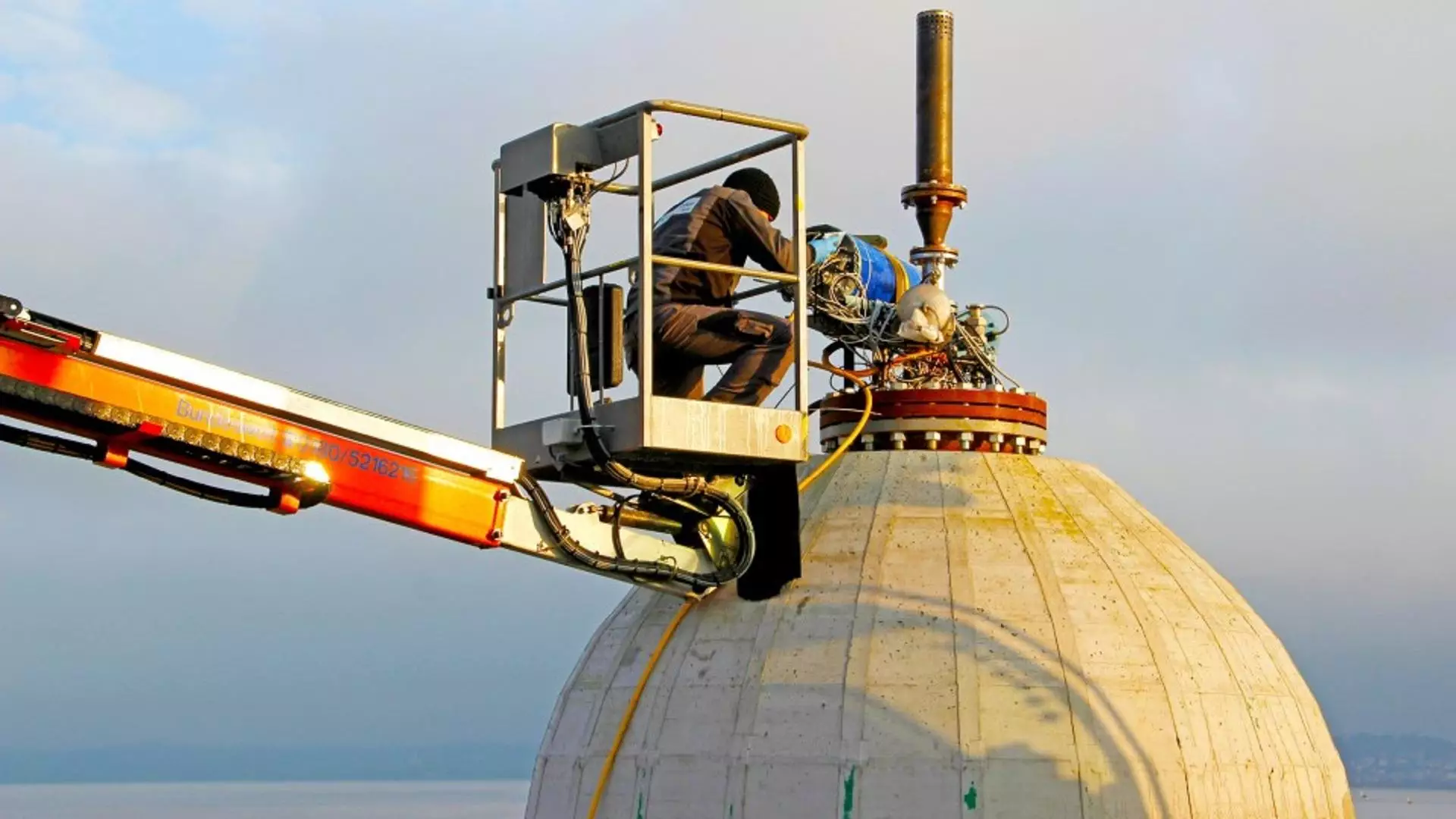 Giant Underwater Concrete Spheres Are Quietly Revolutionizing Solar ...